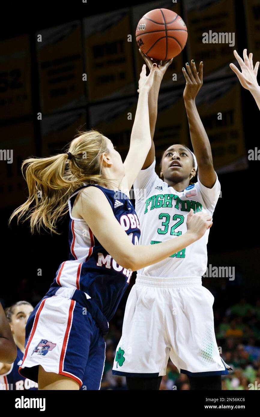 Notre Dame guard Jewell Loyd (32) shoots over Robert Morris guard ...