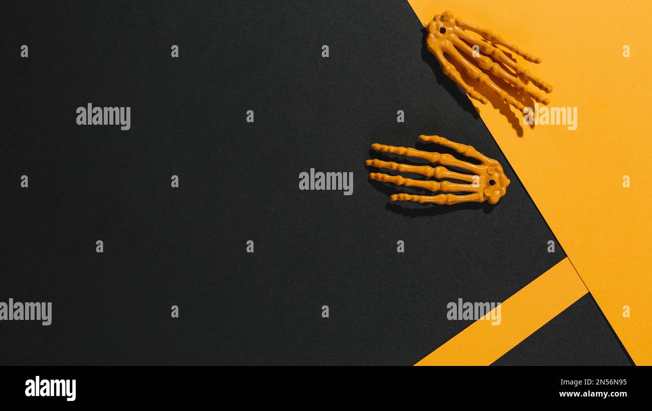 Skeleton hands hi-res stock photography and images - Alamy