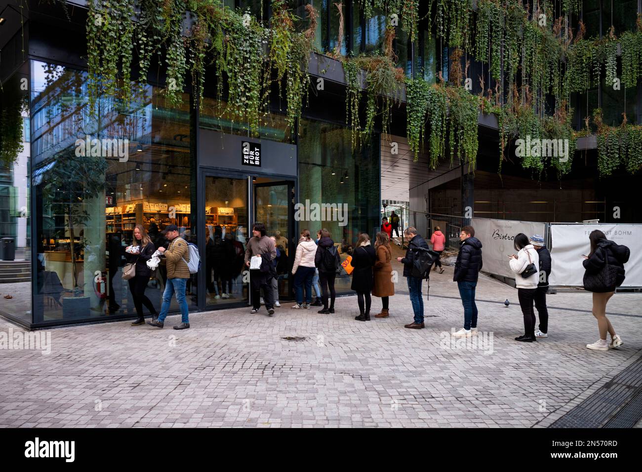 Long queue in front of Stuttgarts most popular BIO bakery, ZEIT FUeR ...