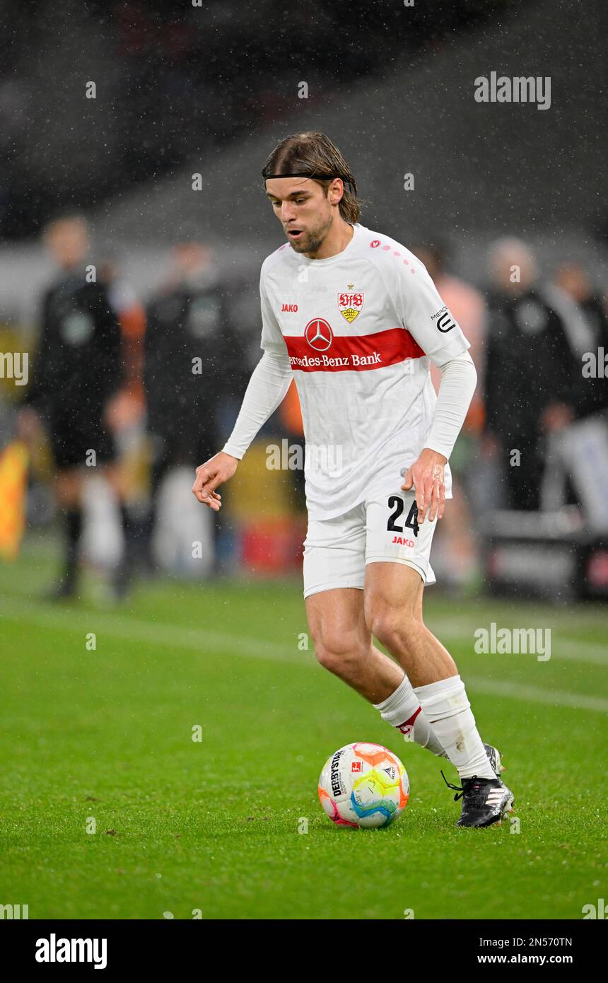 Borna Sosa VfB Stuttgart (24) on the ball, cut-out, rain, Mercedes-Benz ...