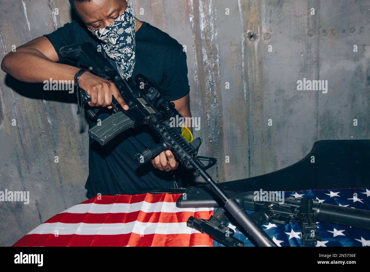 Black sniper aims at the rifle Stock Photo - Alamy