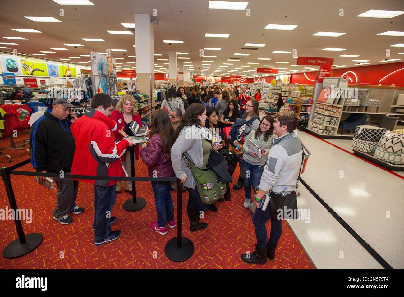 Fans in line with their Divergent: Targe Special Edition books during ...