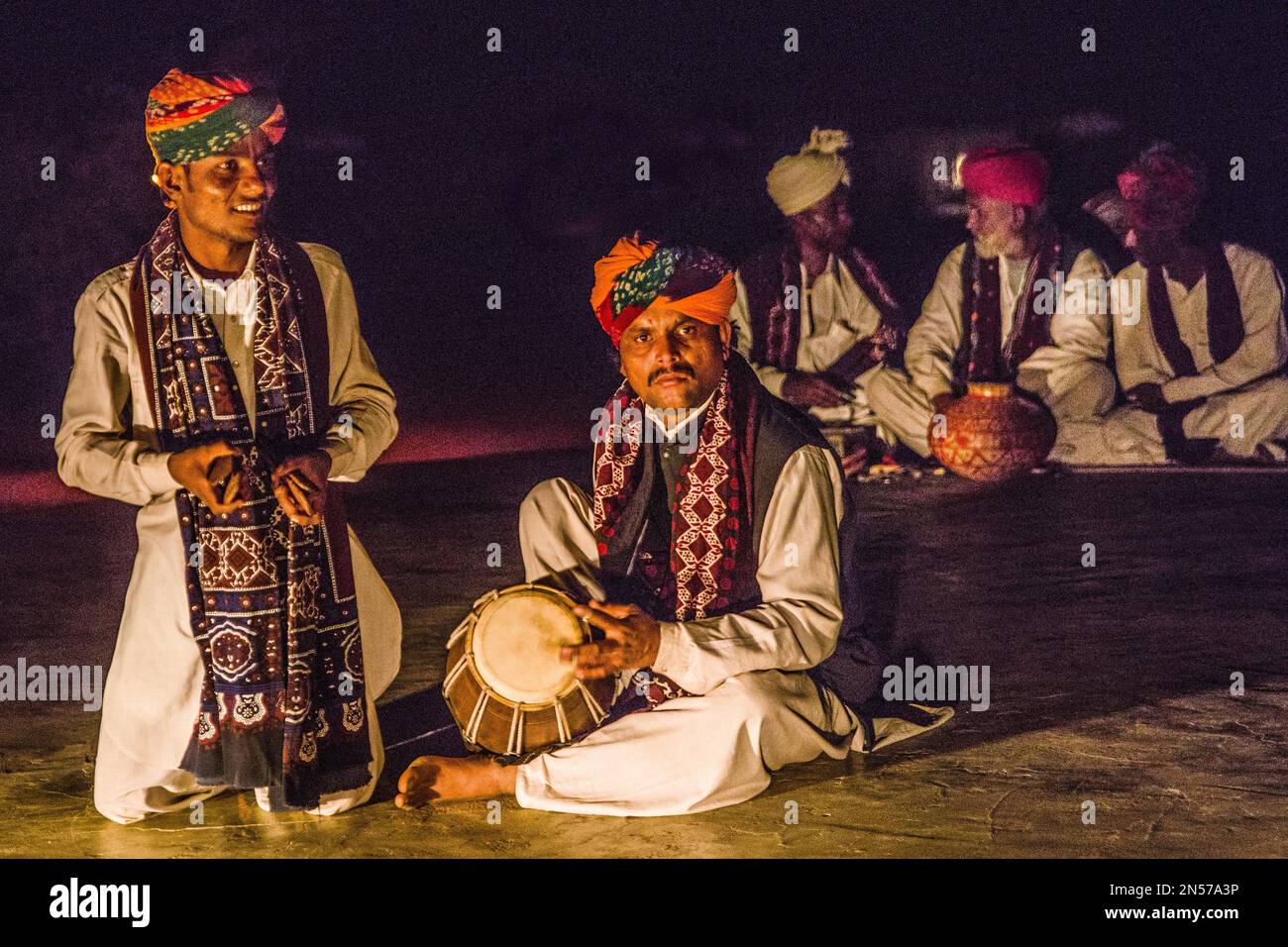 Musicians and dancers in the Thar Desert, Thar Desert, Rajasthan, India ...
