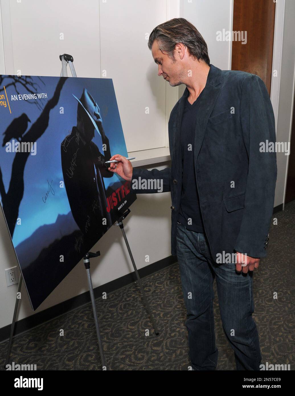 Timothy Olyphant signs a poster at "An Evening with Justified," on ...