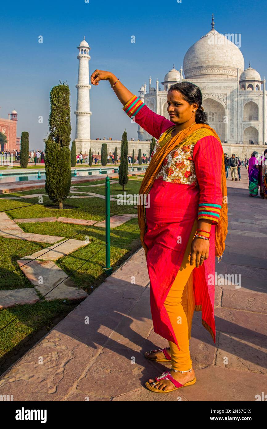 Souvenir photo at the Taj Mahal, famous building of the Mughal era Agra ...