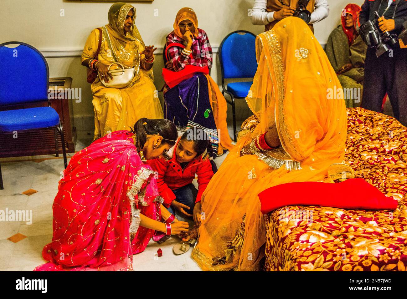 Indian groom in traditional wedding hi-res stock photography and images ...