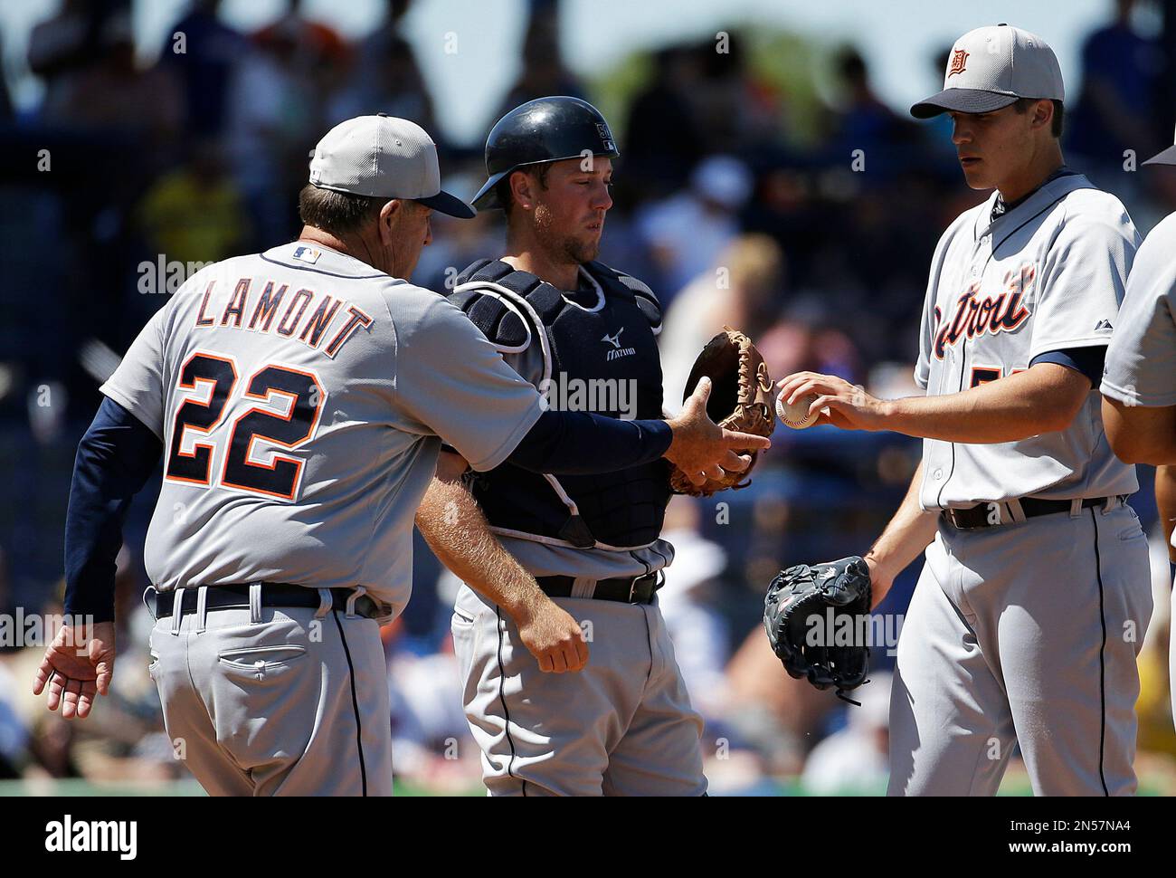Detroit Tigers bench coach Gene Lamont, left, relieves starting pitcher ...