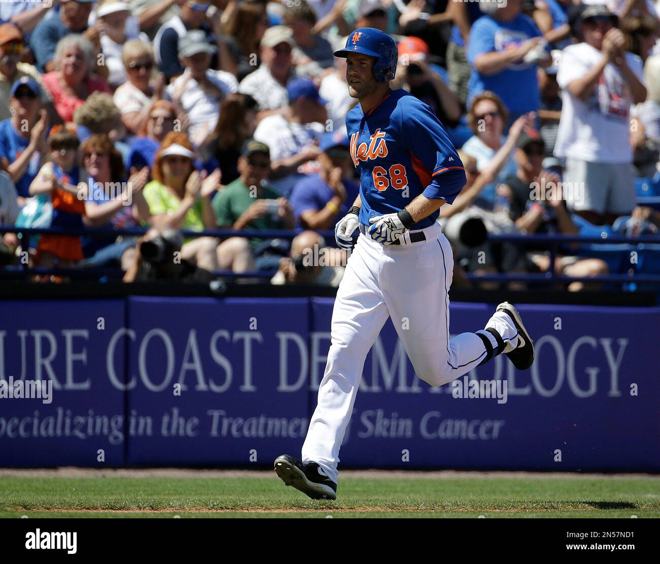 New York Mets' Eric Campbell, right, rounds the bases after hitting a ...