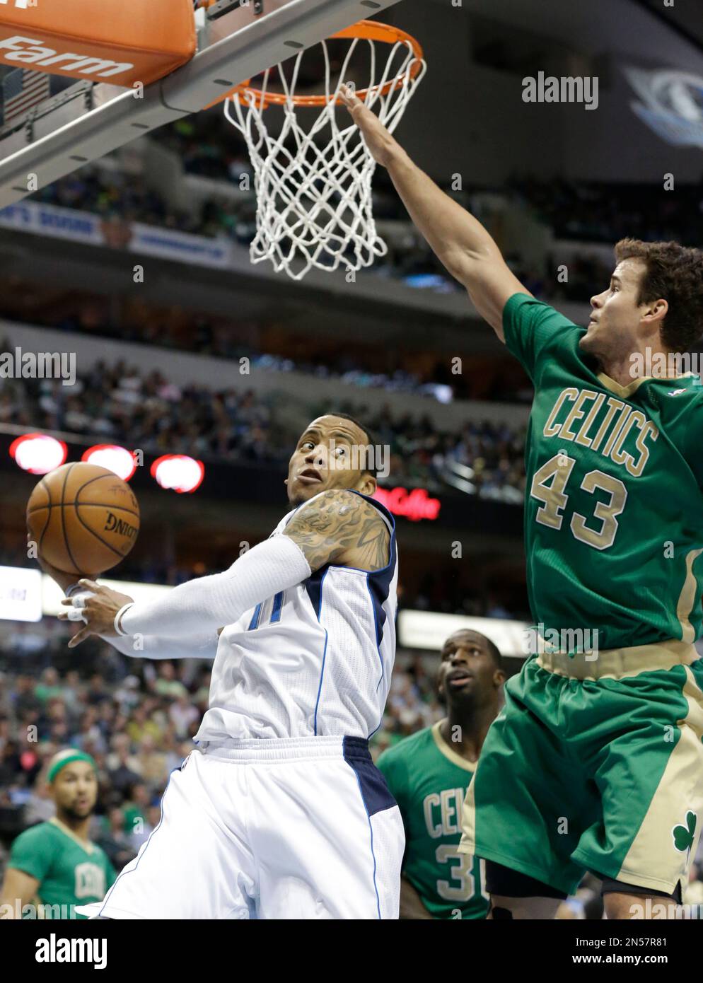 Boston Celtics guard Jerryd Bayless (11) shoots against Boston Celtics center Kris Humphries (43 ...