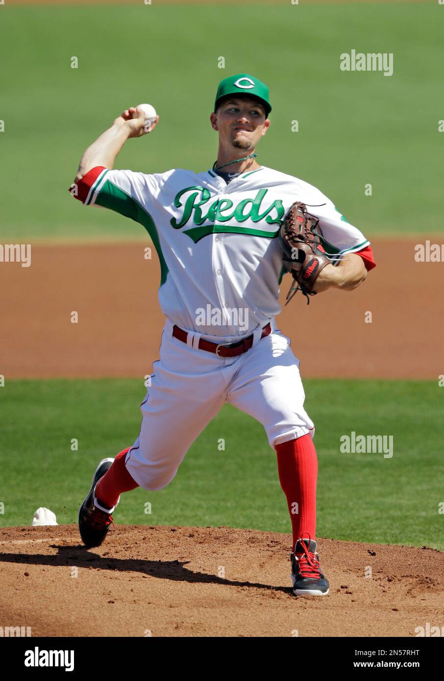 Cincinnati Reds starting pitcher Mike Leake delivers against the ...