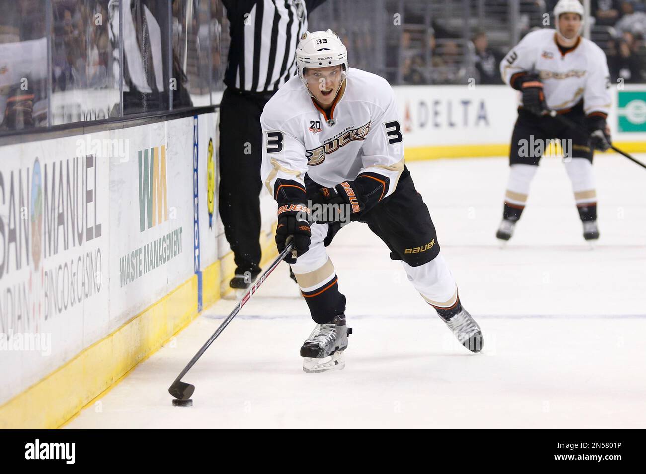 Anaheim Ducks defenseman Stephane Robidas controls the puck against the ...