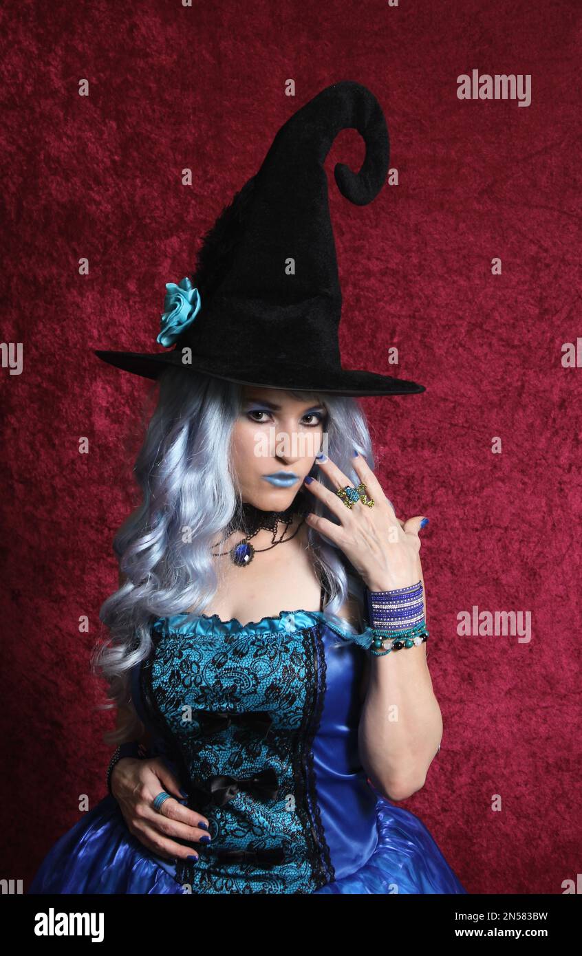 Dark red velvet dress hi-res stock photography and images - Alamy