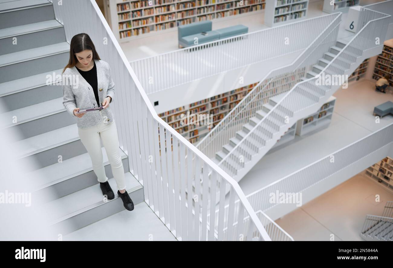 Woman walking in library search hi-res stock photography and images - Alamy