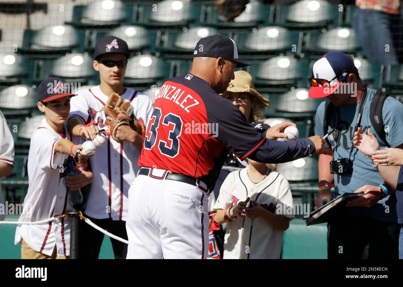 Atlanta Braves manager Fredi Gonzalez signs autographs during batting ...