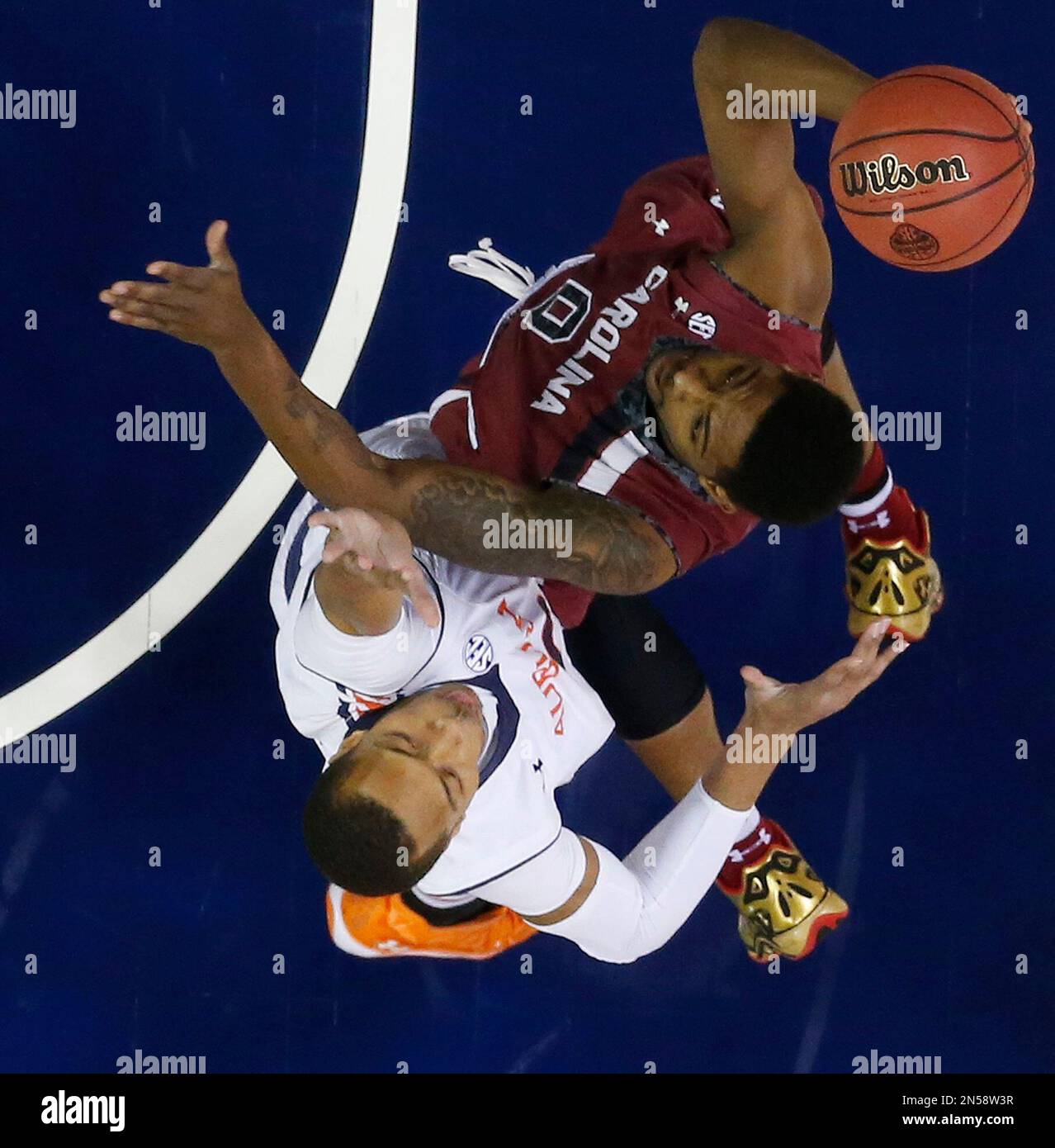South Carolina's Sindarius Thornwell (0) goes to the hoop as Auburn ...