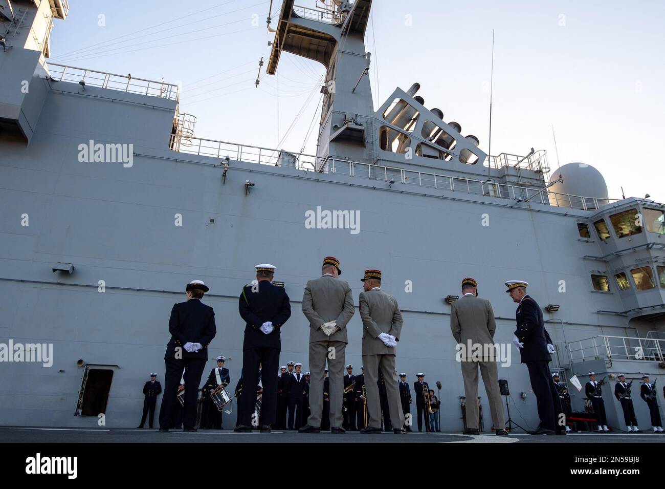 Soldiers wait for the departure of the amphibious helicopter carrier ...