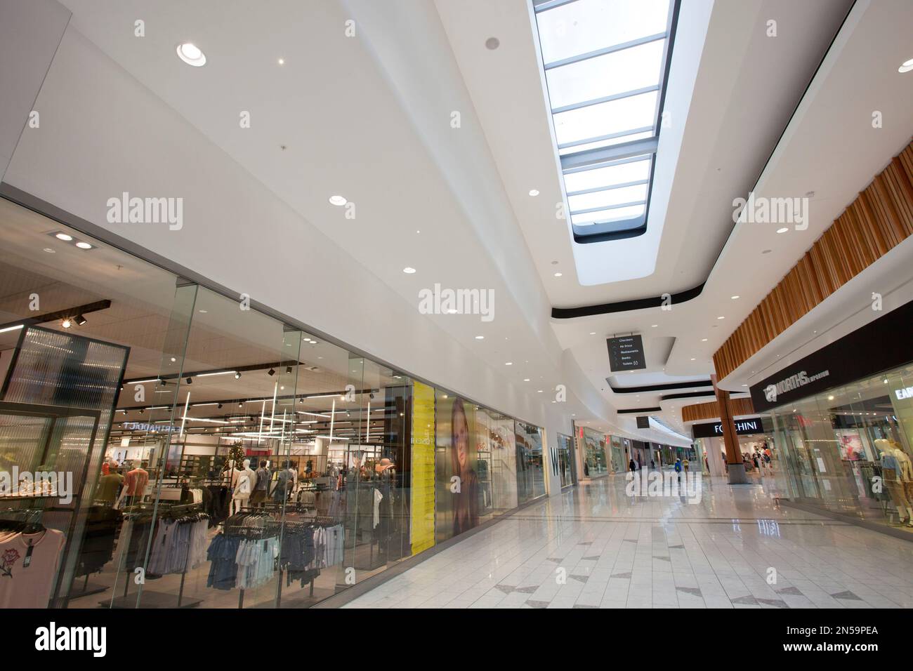 Open space mall hi-res stock photography and images - Alamy