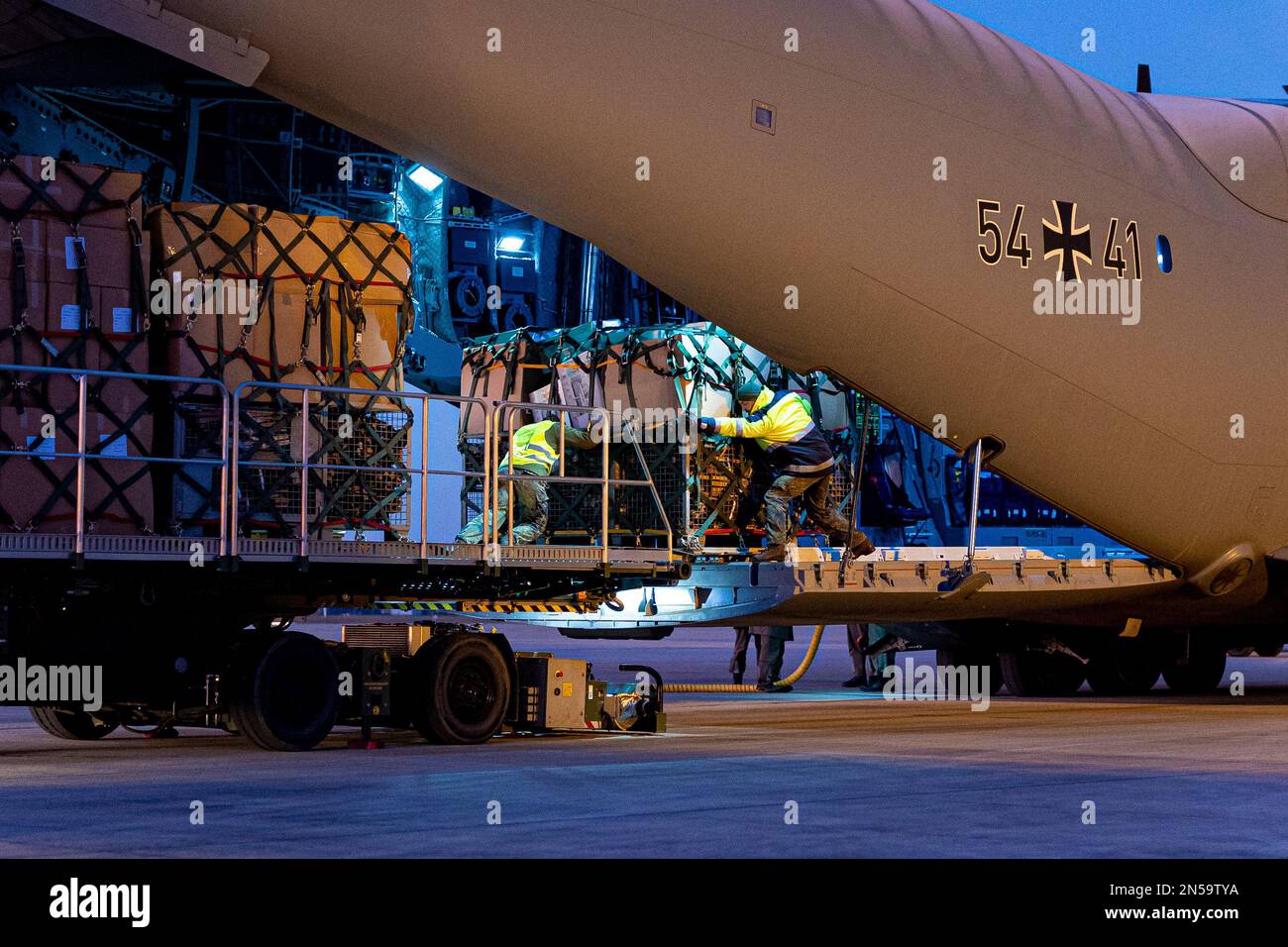 Soldiers load a German air force Luftwaffe Airbus A400M with relief ...