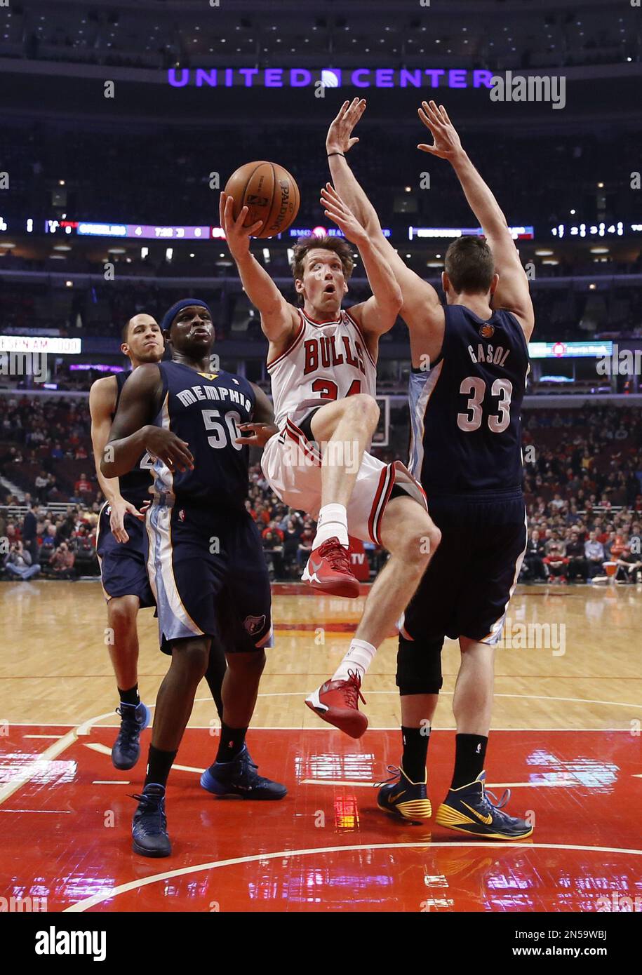 Chicago Bulls forward Mike Dunleavy (34) drives between Memphis ...