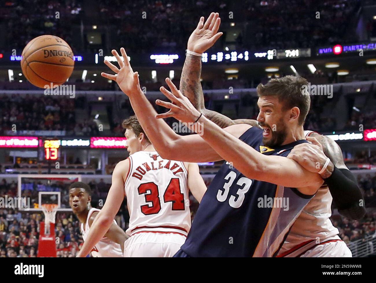 Memphis Grizzlies' Marc Gasol (33) is fouled by Chicago Bulls' Carlos ...