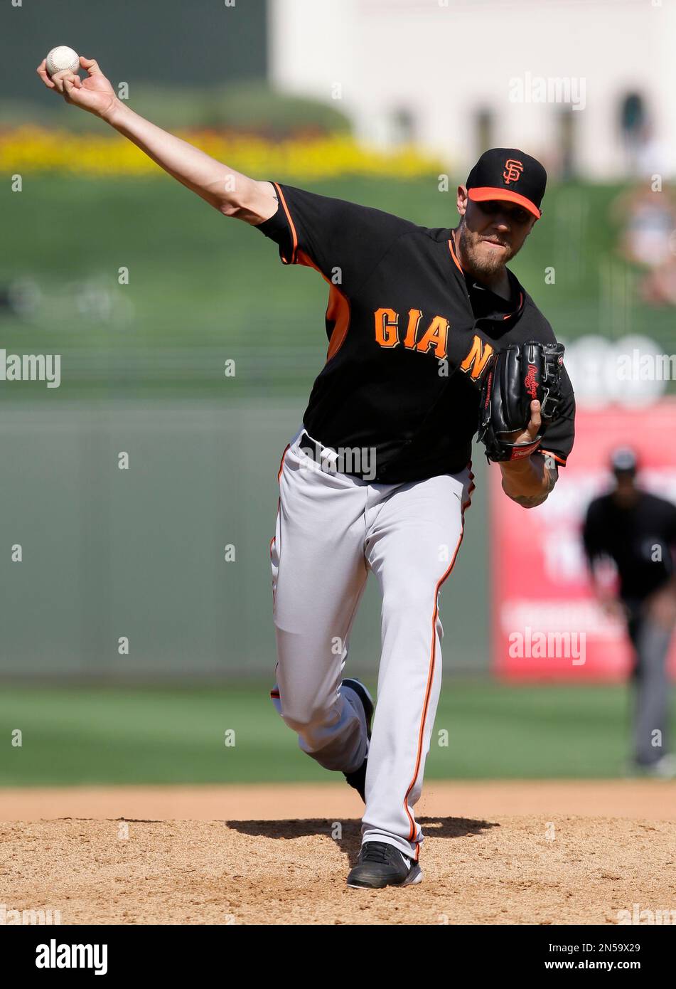 San Francisco Giants' Kameron Loe works against the Kansas City Royals ...