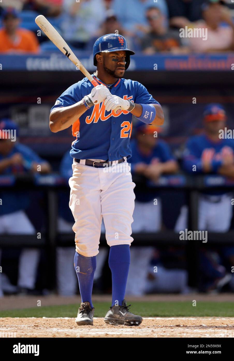 New York Mets' Eric Young Jr. walks up to the plate during the fifth ...