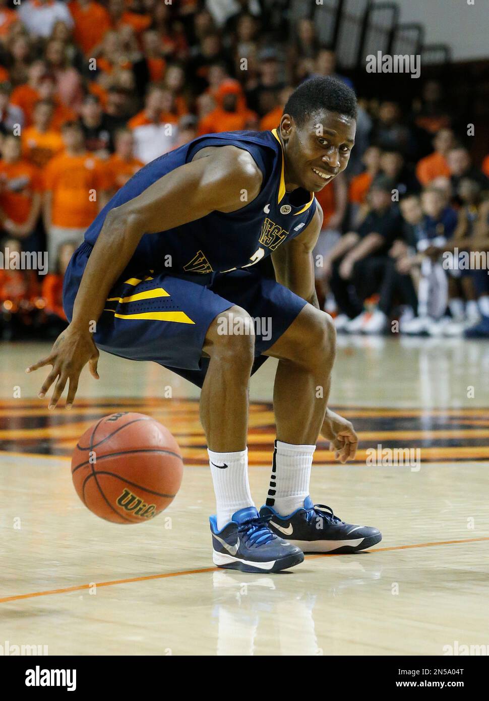 West Virginia guard Juwan Staten (3) watches a loose ball during an ...