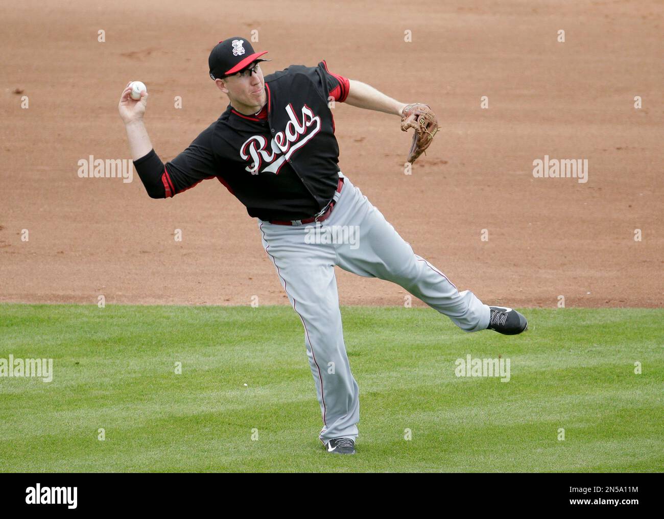 Cincinnati Reds third baseman Todd Frazier throws San Francisco Giants ...