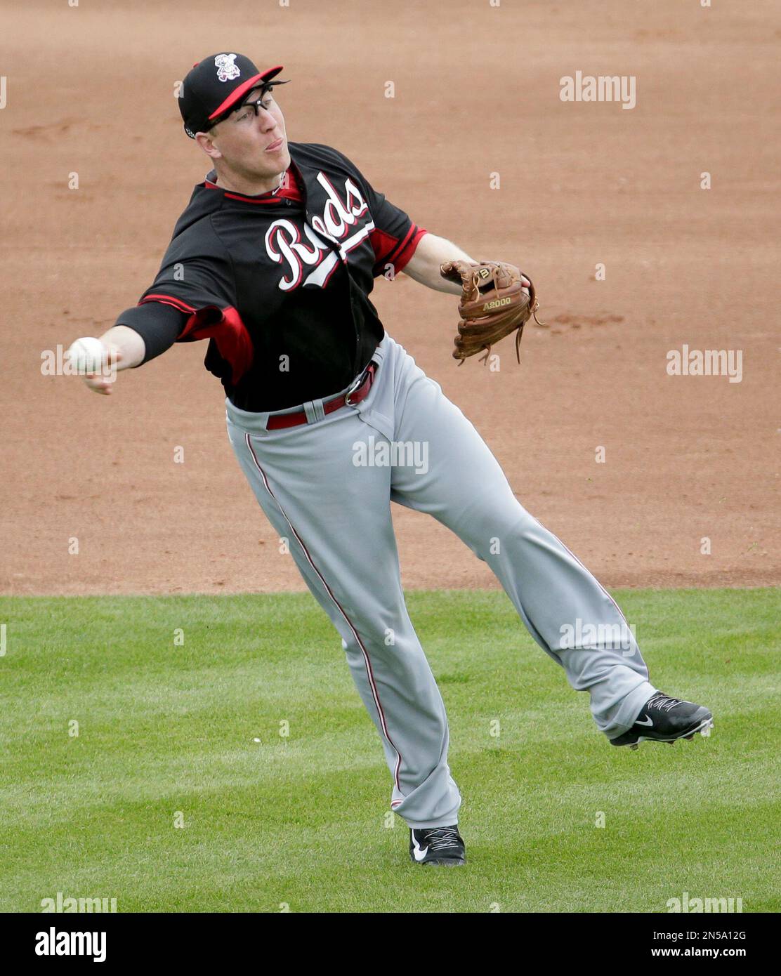 Cincinnati Reds third baseman Todd Frazier throws San Francisco Giants ...