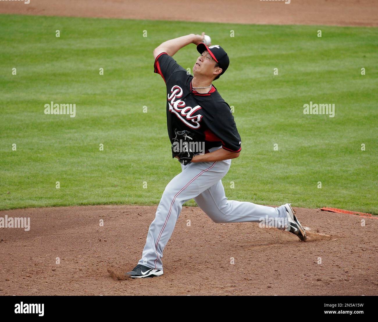 San Francisco Giants Chien-Ming Wong throws against the Cincinnati Reds ...