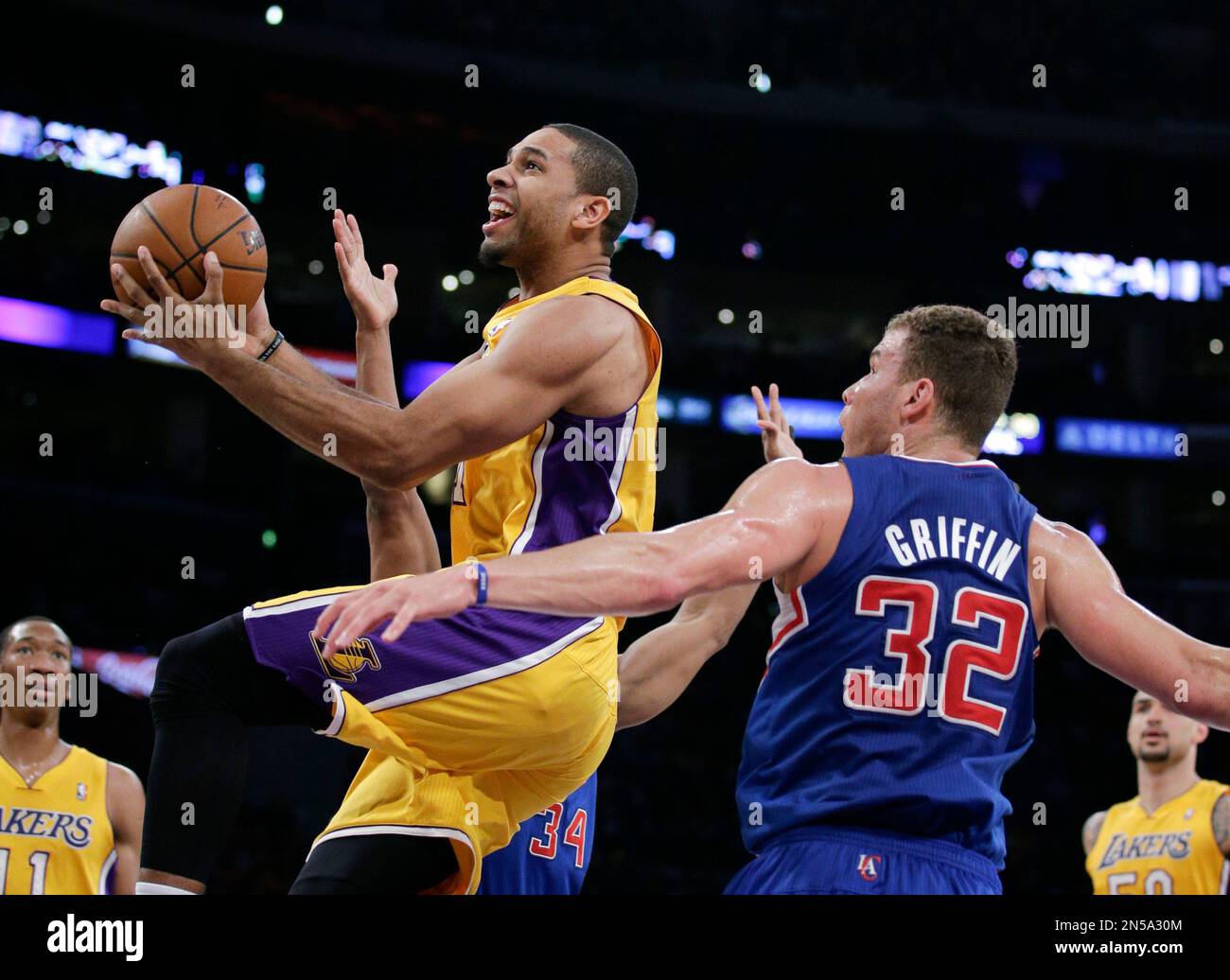 Los Angeles Lakers' Xavier Henry, left, drives to the basket past Los ...