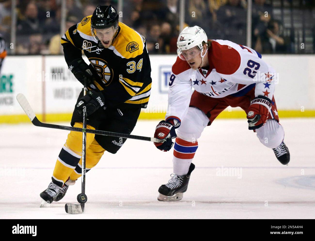 Boston Bruins center Carl Soderberg (34) skates away from Washington ...