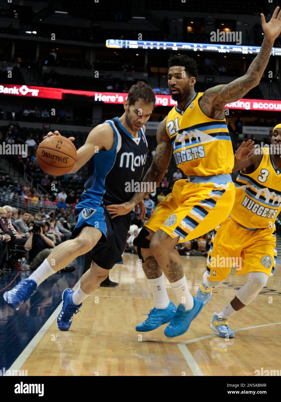 Dallas Mavericks point guard Jose Calderon (8) tiptoes along the ...