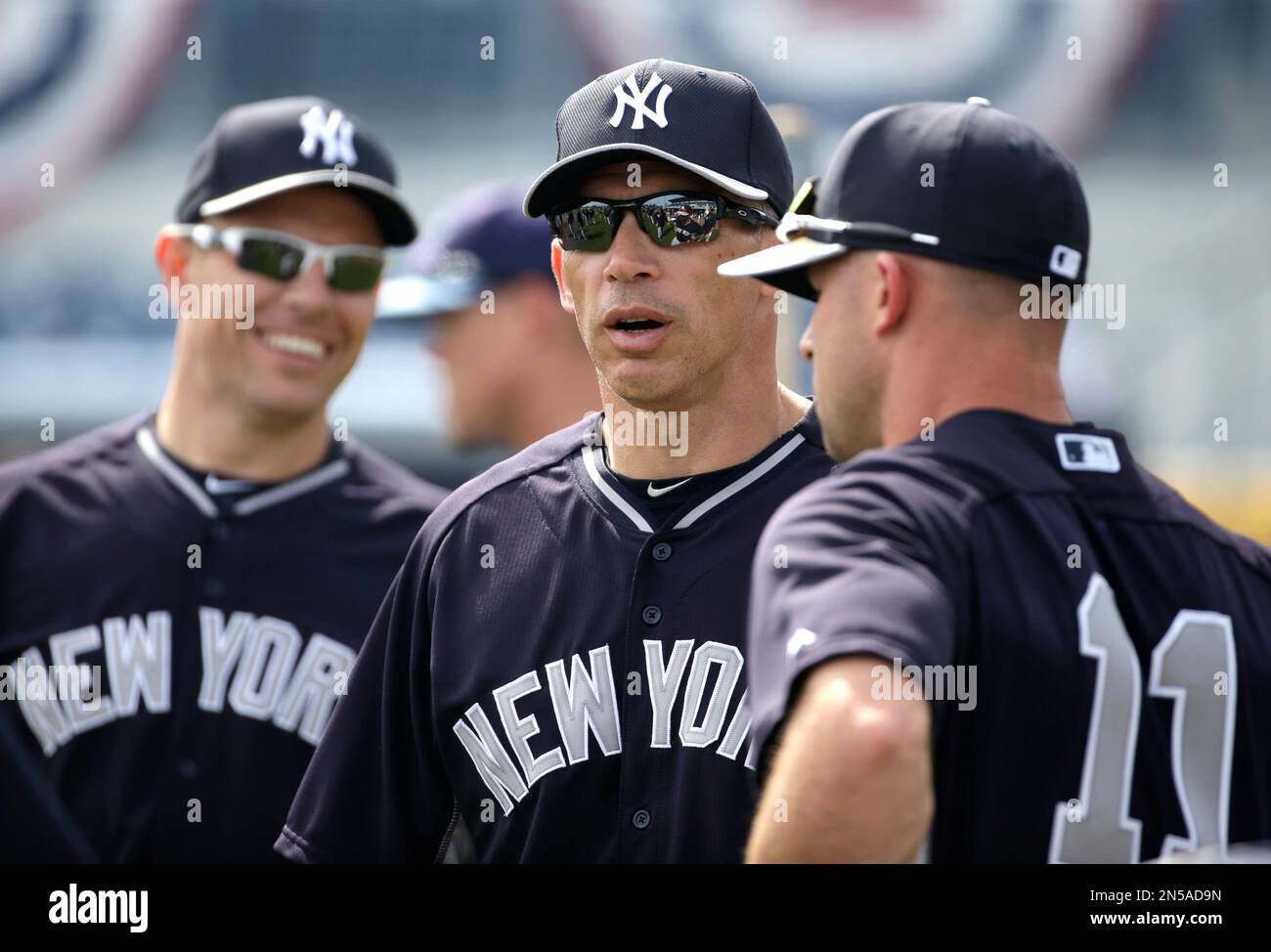New York Yankees manager Joe Girardi speaks with Russ Canzler, left ...