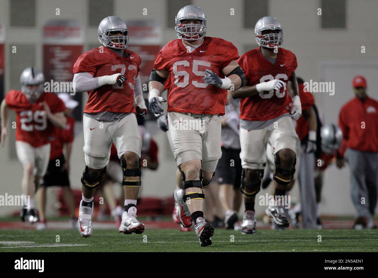 Ohio State offensive lineman Pat Elflein (65) runs drills during their ...