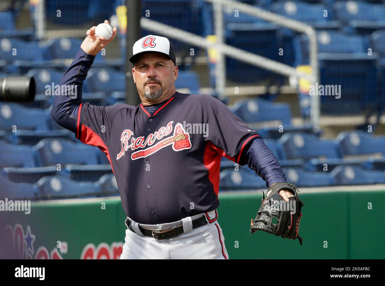Atlanta Braves manager Fredi Gonzalez throws a baseball before an ...