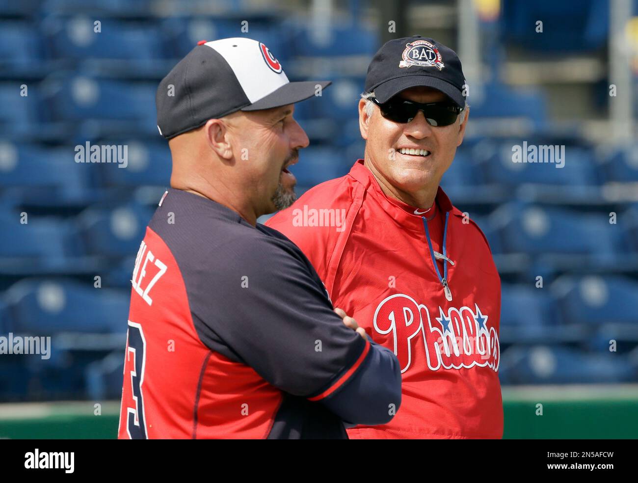 Atlanta Braves manager Fredi Gonzalez, left, talks with Philadelphia ...