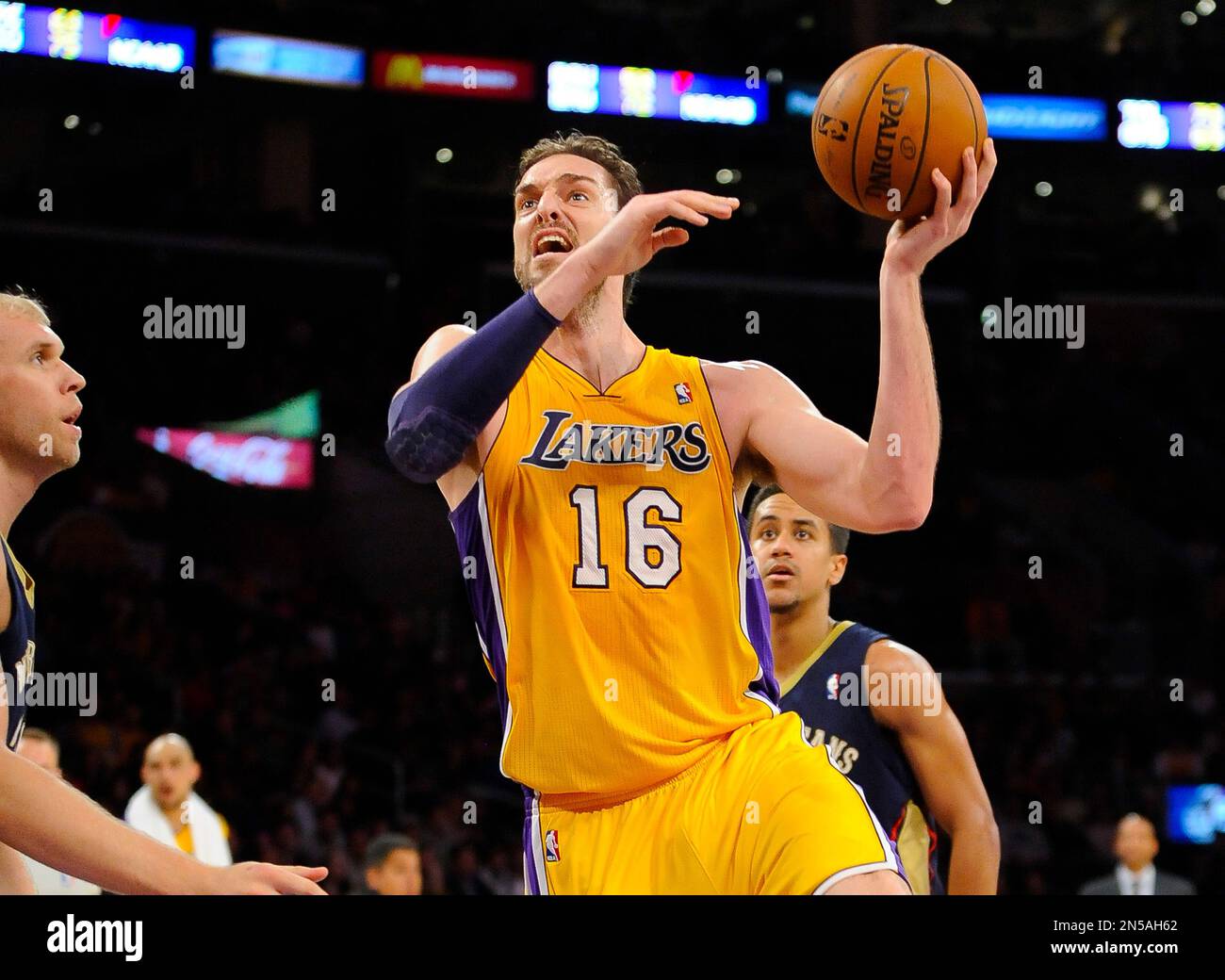 Los Angeles Lakers center Pau Gasol (16), of Spain, goes to the basket ...