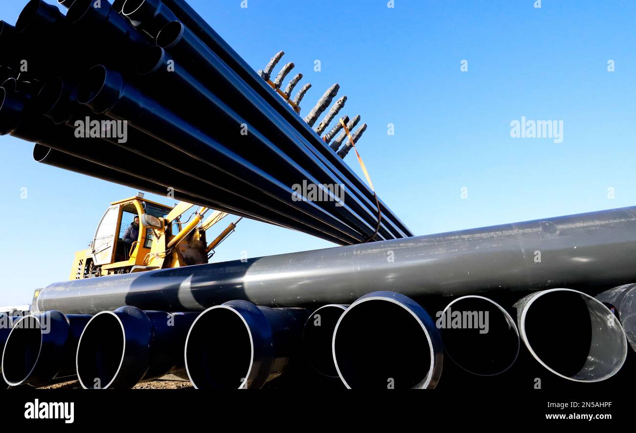 ZHANGYE, CHINA - FEBRUARY 9, 2023 - Workers load water pipes and pipes ...