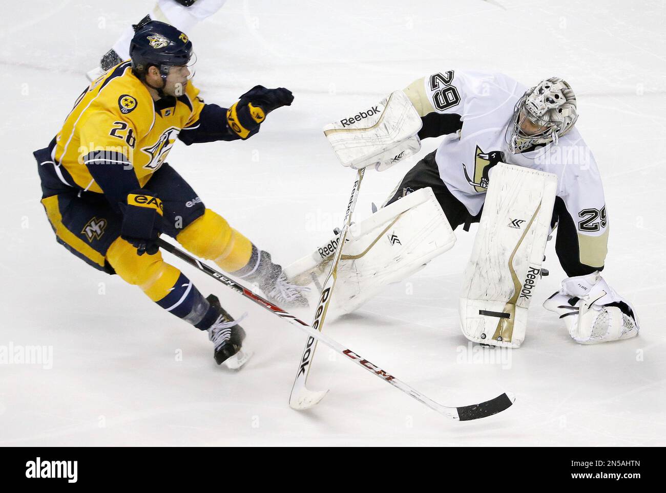Nashville Predators forward Paul Gaustad (28) collides with Pittsburgh ...