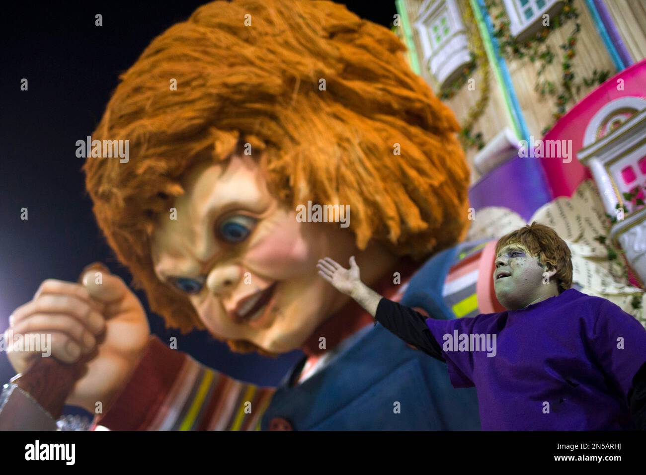 A performer from the Uniao da Ilha do Governador samba school parades ...