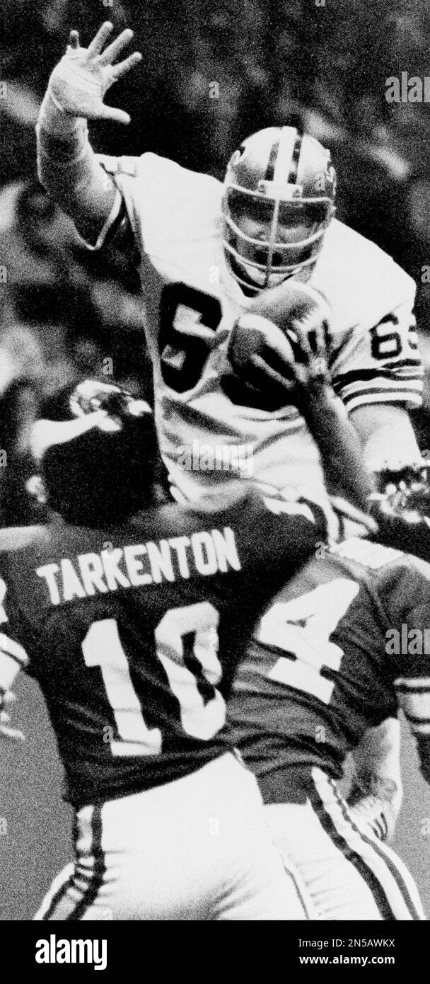 Minnesota Vikings quarterback Fran Tarkenton shows his cool under pressure as New Orleans Saints ...