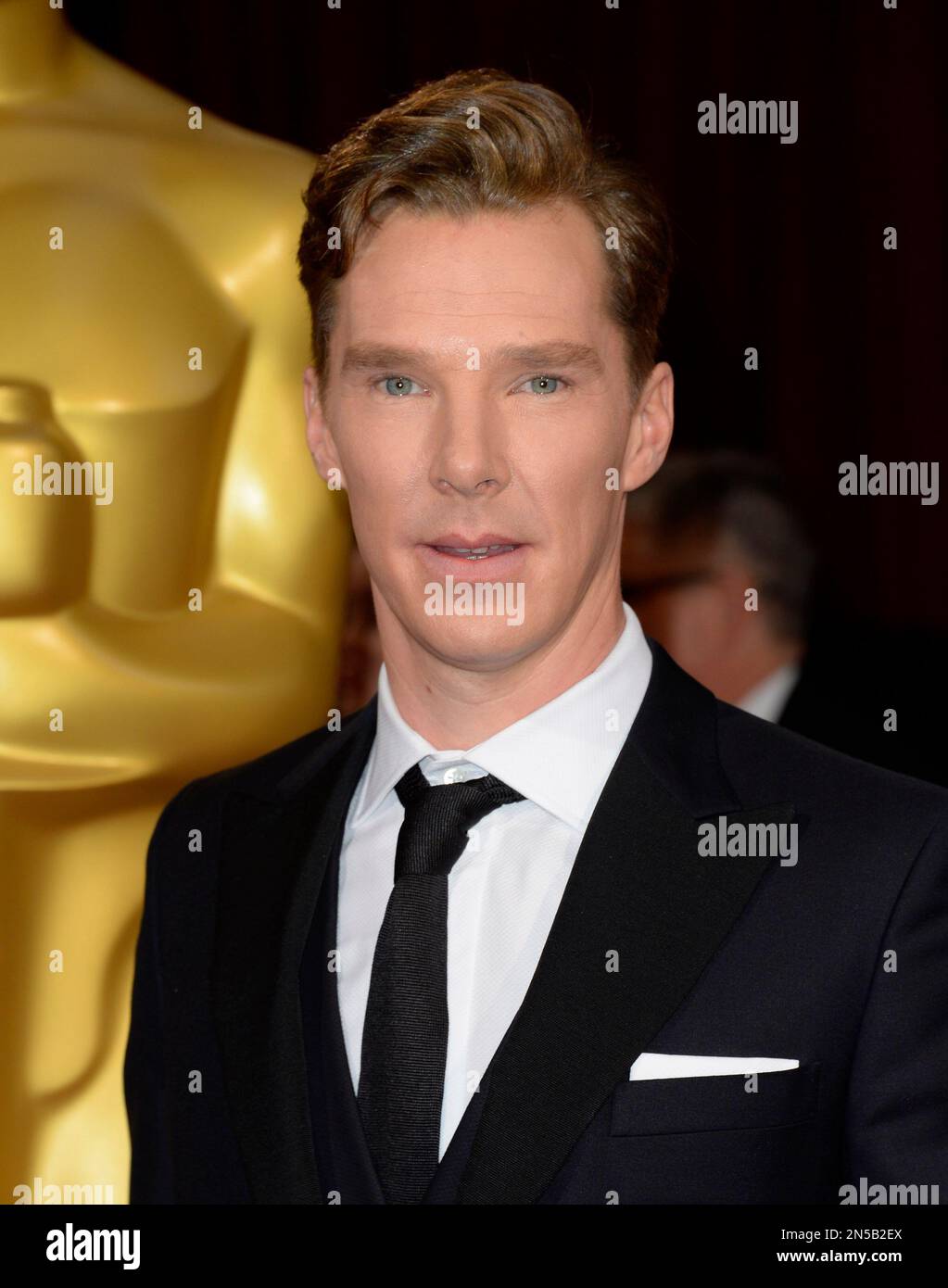 Benedict Cumberbatch arrives at the Oscars on Sunday, March 2, 2014, at ...