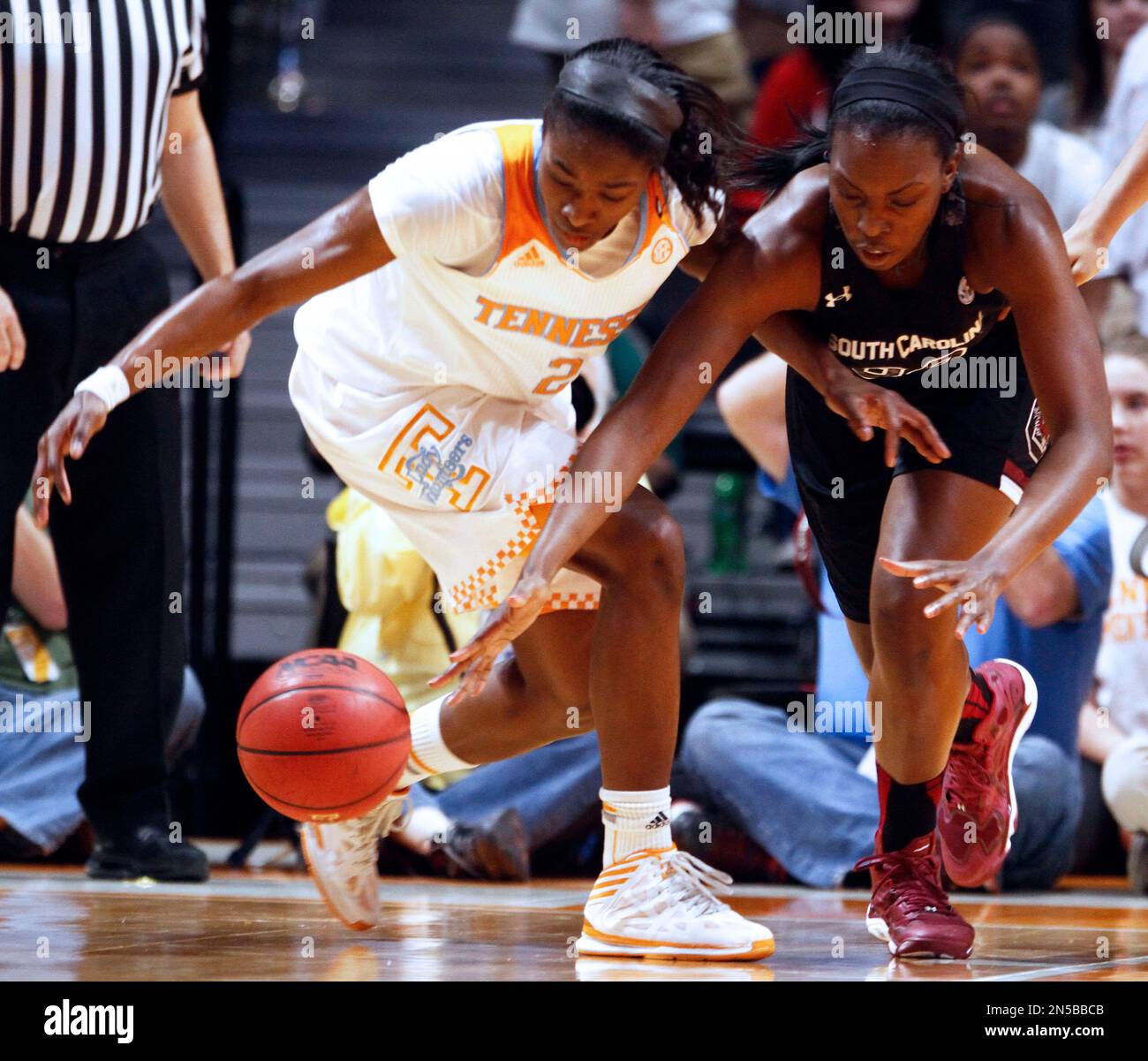 Tennessee forward Jasmine Jones (2) and South Carolina center Elem ...