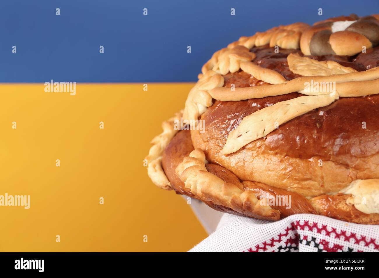 Korovai with rushnyk on color background, space for text. Ukrainian ...