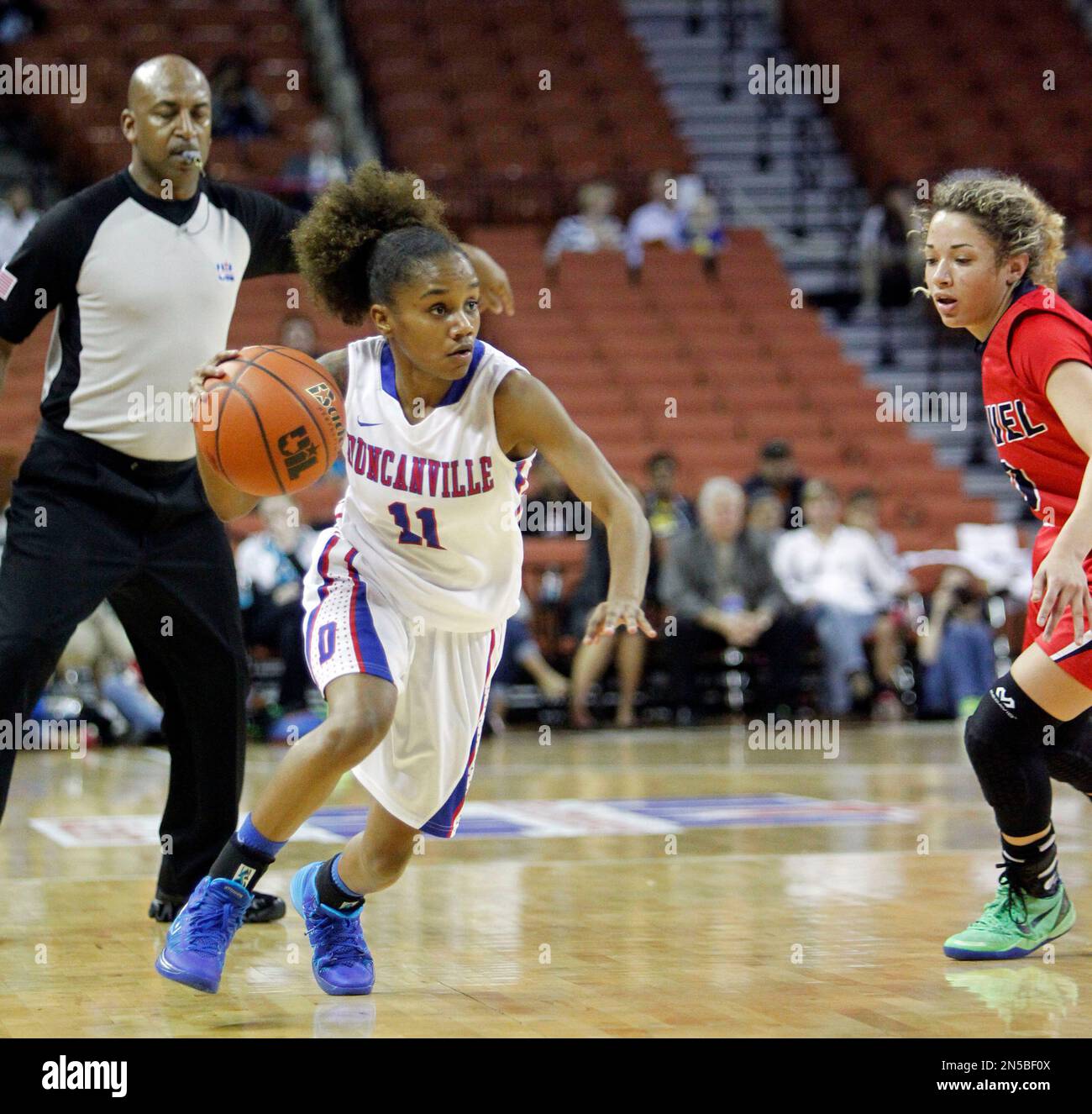 Duncanville guard Keyana Smith (11) drives the ball against Manvel ...
