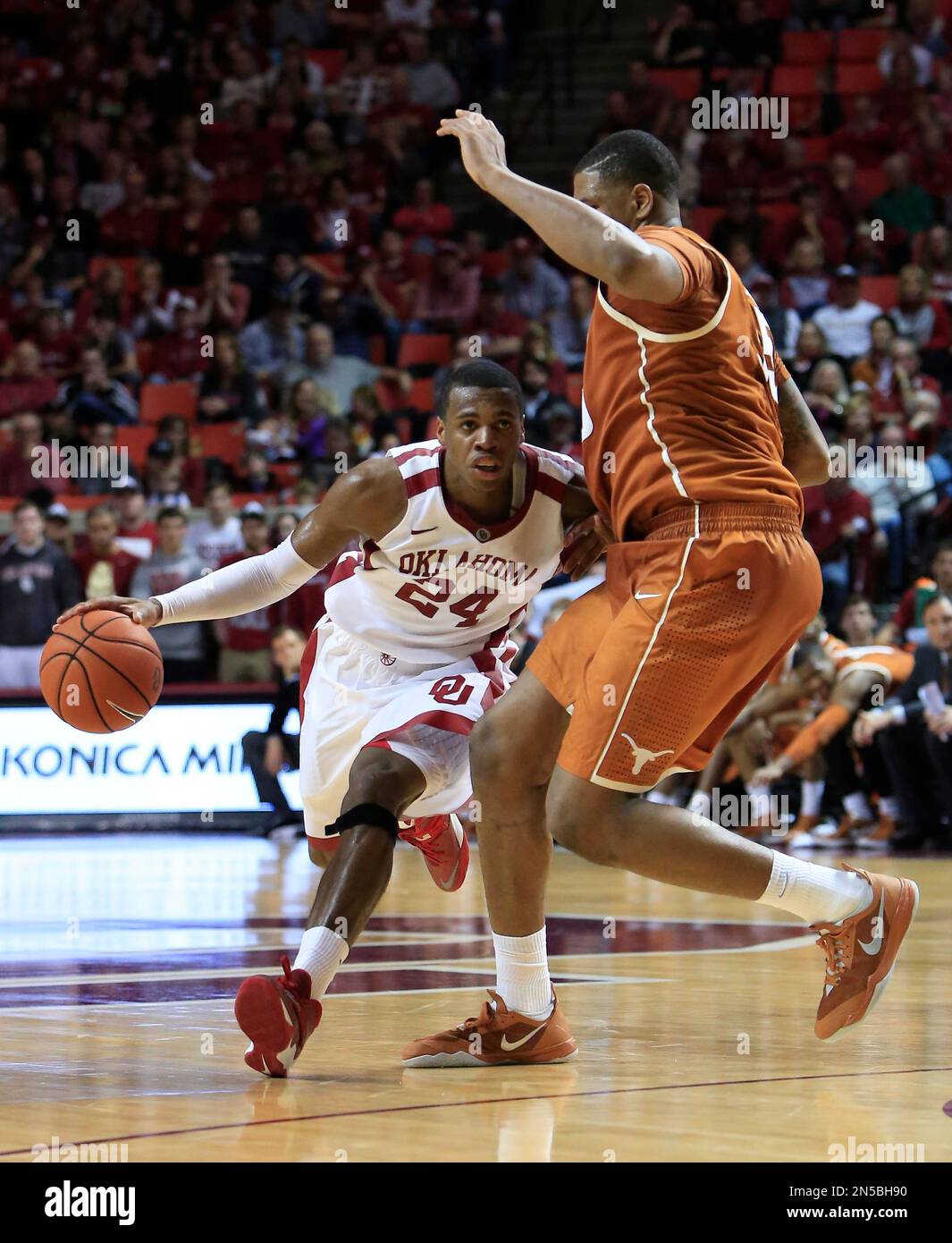 Oklahoma guard Buddy Hield (24) drives to the basket around Texas ...