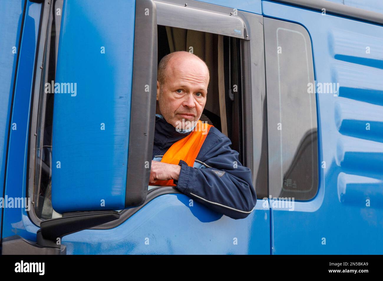 Lorry manoeuvring hi-res stock photography and images - Alamy