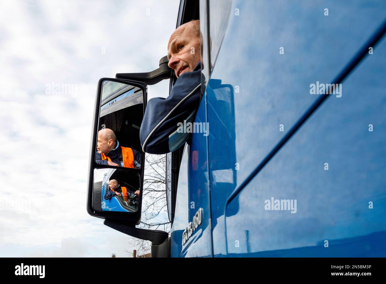 Professional driver when manoeuvring, reversing, truck in long-distance ...