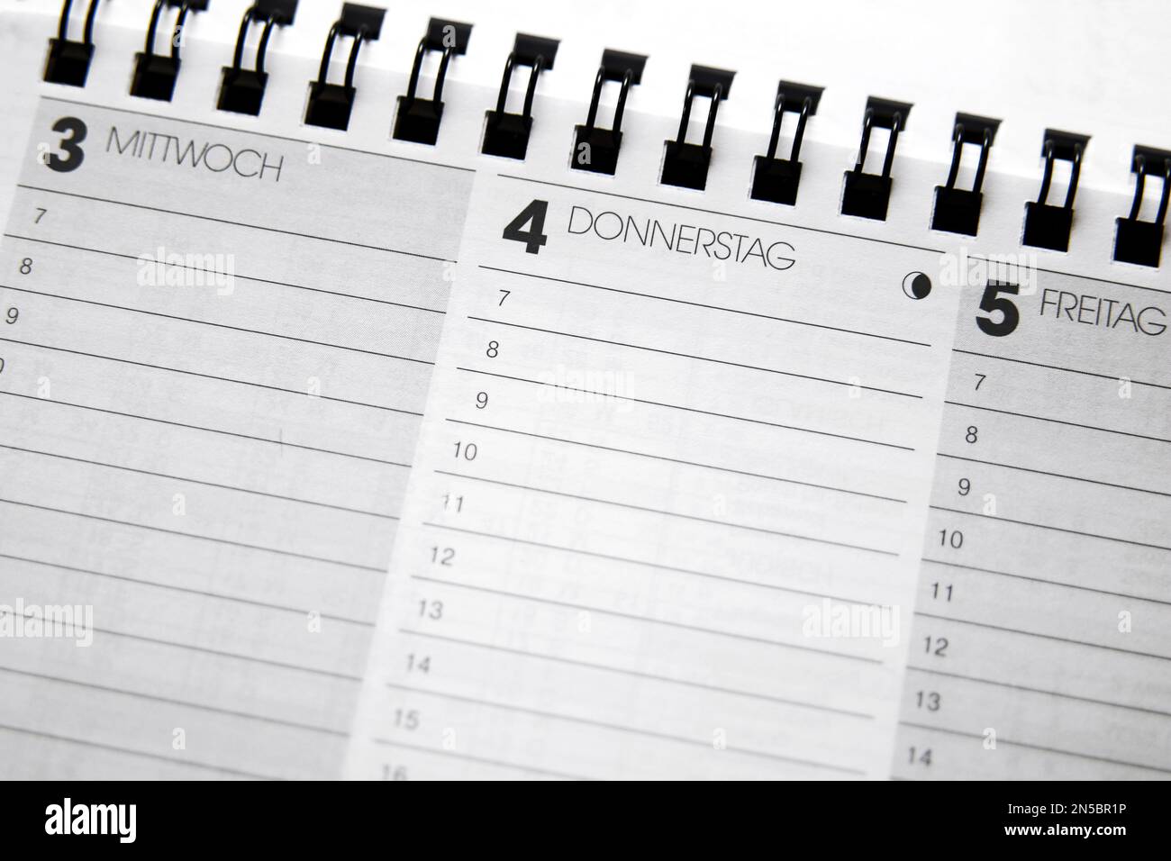 desk calendar in German, Thursday 4 Stock Photo - Alamy